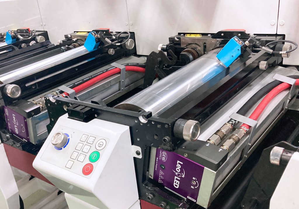 LED-UVフレキソ印刷機×バイオマスインキ - 紙什器やラベル、軟包装の印刷・製作なら福島印刷工業株式会社